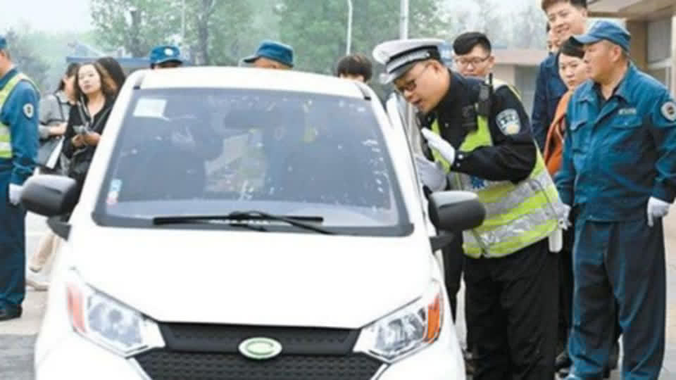 老年代步车上路受限,替代品已出现,车主:终于等到了!