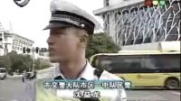 红绿灯下:遵守交通规则 正确过马路