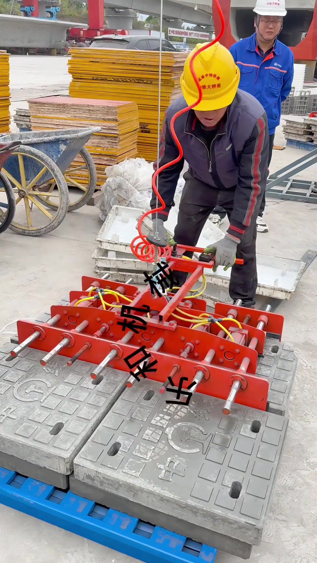 预制构件翻转脱模机高铁盖板脱模过程 #预制构件翻转脱模机 #预制...