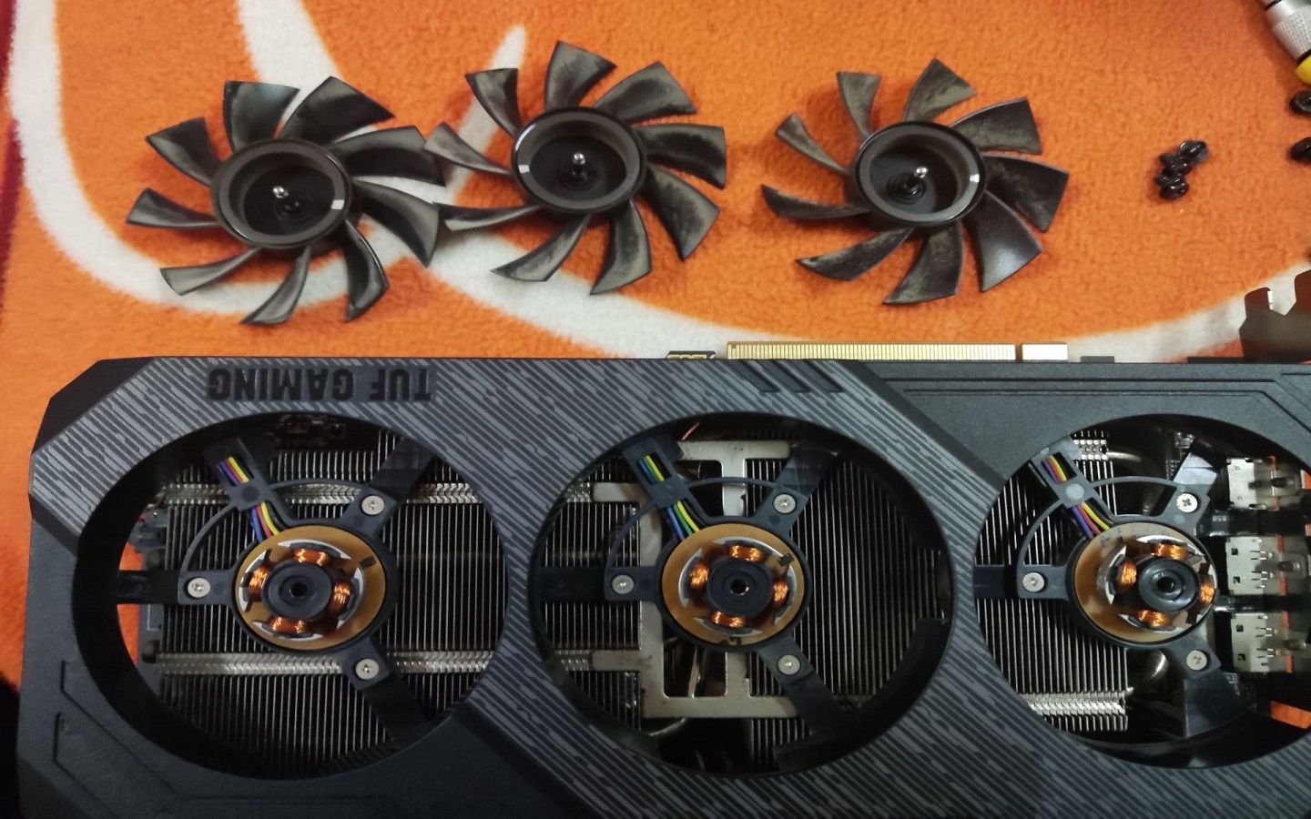 给PDD矿卡华硕5600XT风扇拆下来水洗