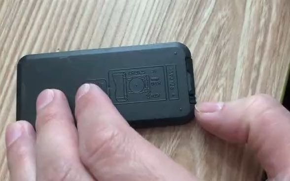遥控器后壳拆开视频更换纽扣电池