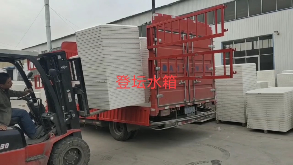 SMC模压玻璃钢水箱板材装货中,玻璃钢水箱可以加装保温,拼接式玻璃...