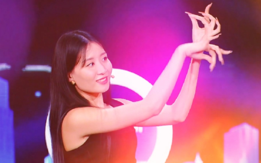 达人秀舞台上,小姑娘用“手指舞”即兴表演,太美了!| 点赞达人秀