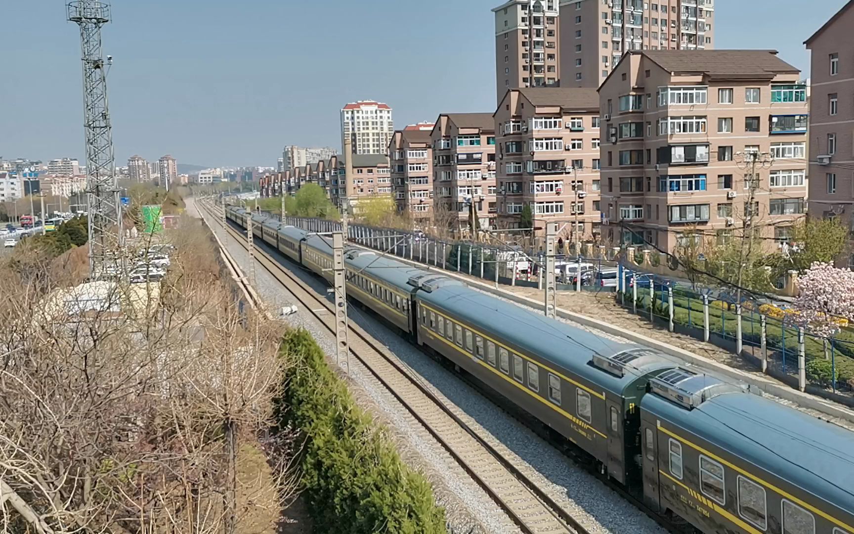 T332次列车新生桥通过