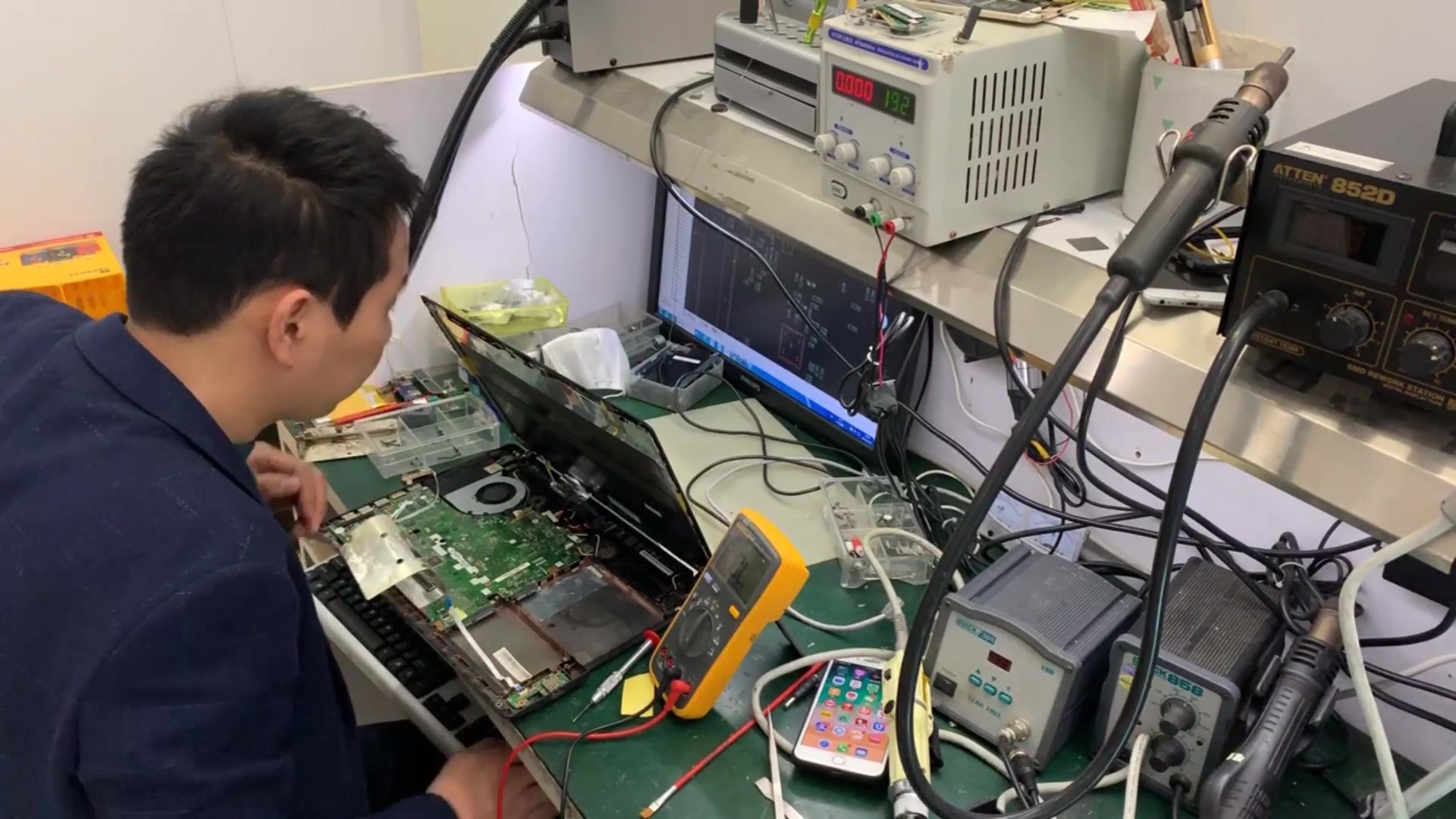 华硕笔记本X550D 暗屏维修