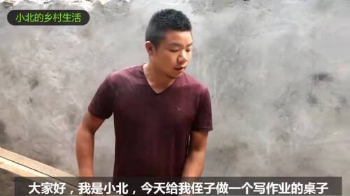 农村小伙用木头跟侄子做了一个课桌,这样做的对吗,请给点建议