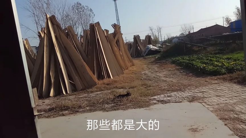 北漂农村小伙回老家帮忙粘木板,看看一块门芯板是怎么成型的。