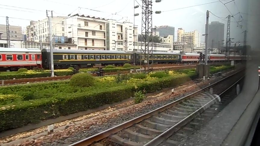 火车出郑州站往南方向,京广线,下站许昌,漯河,驻马店,信阳。