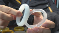 白色金丝玉该如何挑选? 冰透的和乳白的, 哪个更适合佩戴?