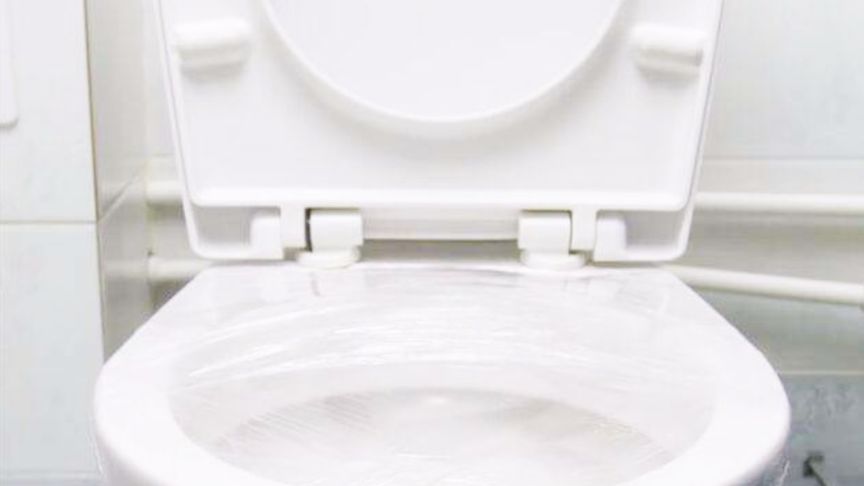 马桶堵了怎么办?只用一块保鲜膜,轻松疏通马桶,学会受用一生