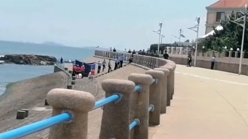 青岛被海浪卷走两游客系外地来旅游的学生,其中一人遗体已找到