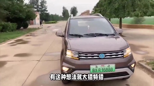 低速四轮车已"上牌",上路还被罚?老年人容易中招,要避免2点