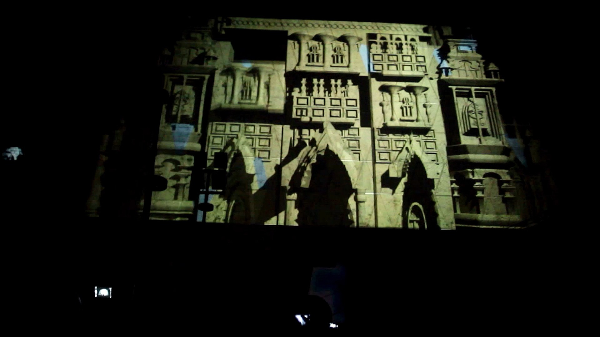 户外品牌12周年楼体秀 裸眼3D展现新款户外装备的极限性能