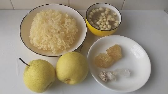 秋冬干燥,常喝【银耳川贝雪梨汤】润肺去燥,冬季不可缺少的甜汤