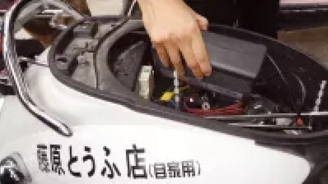 如何更换电动车的电瓶?老师傅:要注意这些事
