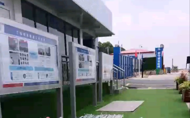 中铁一局宣传栏滚动灯箱,现场安装调试,指导客户操作和安装,经过大家...