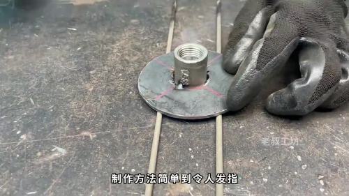 小伙利用钢管打造一台便携式的废油炉,体积小巧便于收纳非常实用