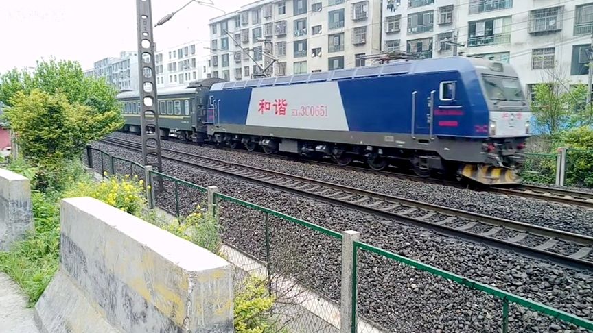 昆明开往烟台的火车 K876次通过贵昆铁路六盘水段