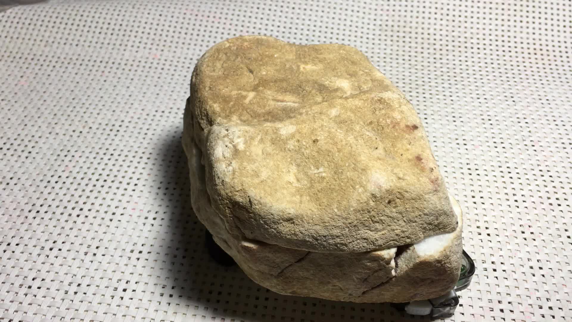 木那翡翠原石:皮壳漏白雾是什么表现,会出什么肉质呢?