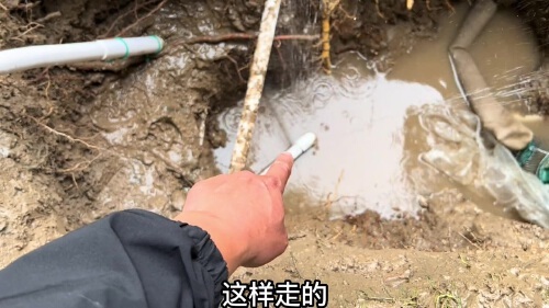 地埋PVC供水管道断裂跑水,客户着急用水怎么修?师傅15分钟修复