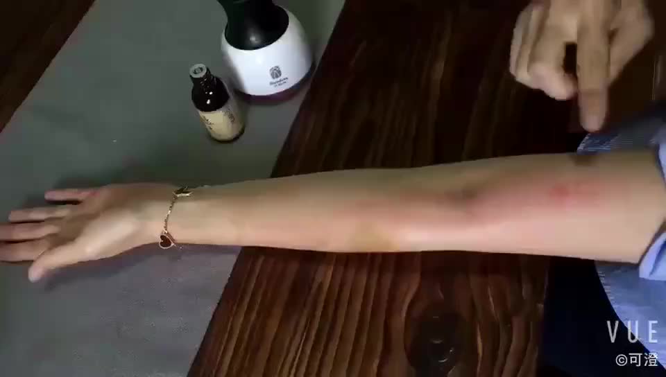 在肺经上刮痧,可以治疗感冒,咽喉肿痛