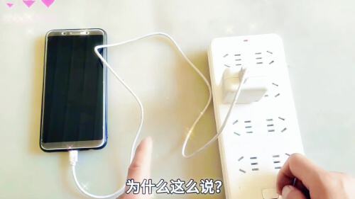 手机充电线不拔危险大,师傅演示火灾隐患,快警惕!