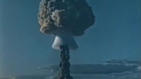 看看核弹爆炸的威力,升起巨大的蘑菇云!