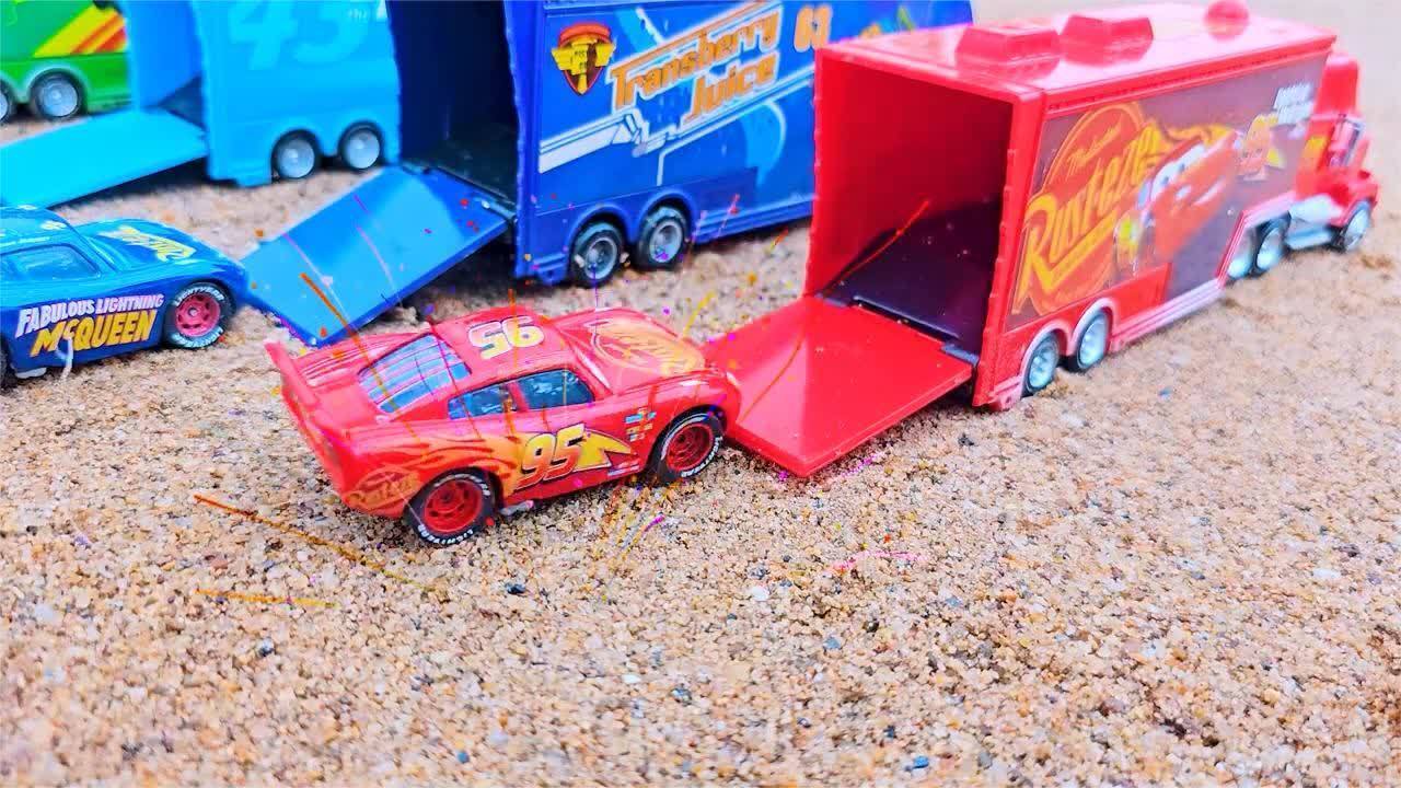 赛车总动员玩具车在沙堆上运输木头搭建彩色桥梁的玩具车游戏