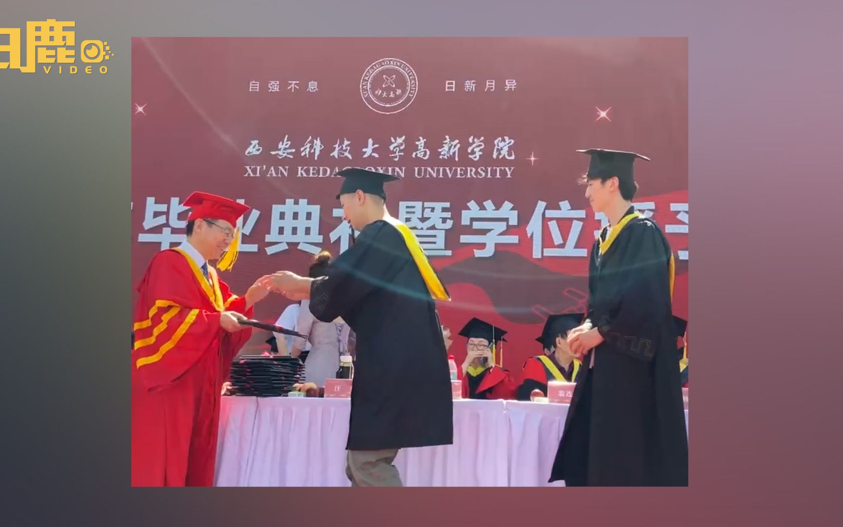 这份礼物“很甜”!毕业生反向操作送老师桃李