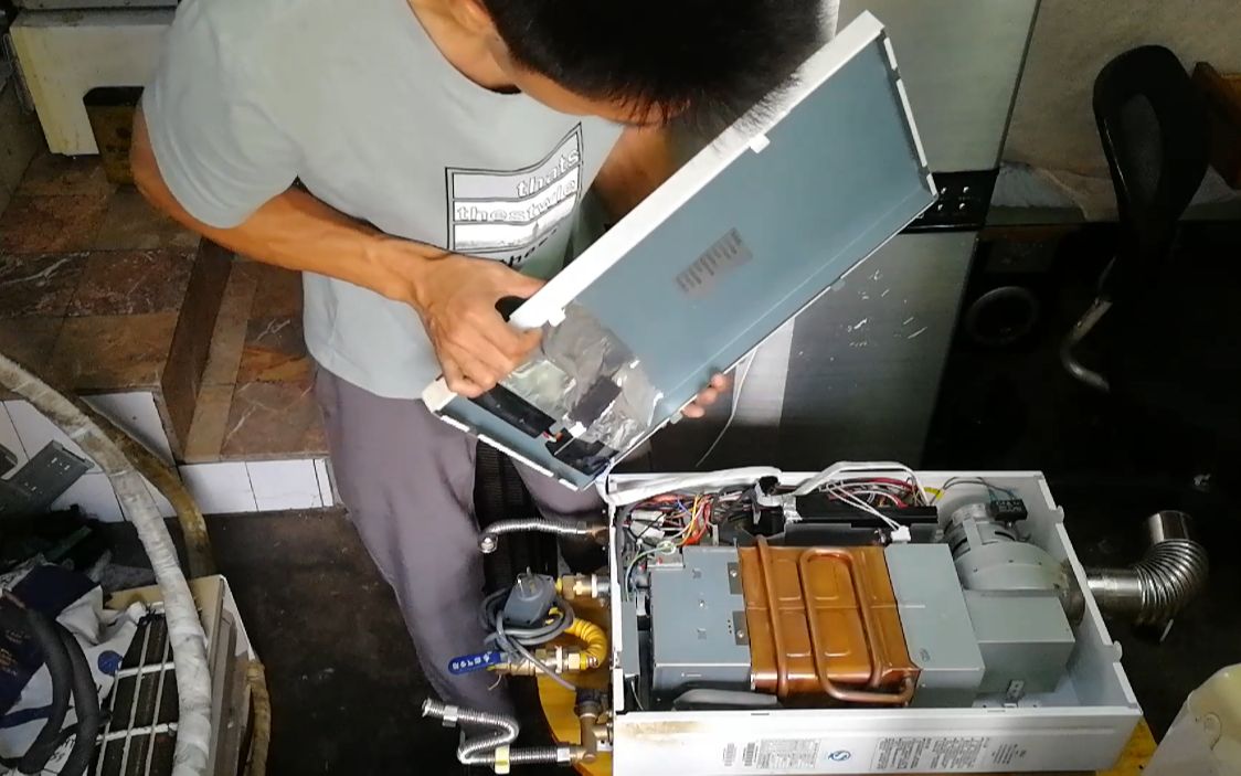 燃气热水器工作原理是什么?师傅帮你认识各个零件,看完你也会修