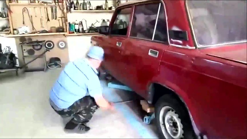 国外大叔发明的汽车举升机,不但能把车顶起来,还能旋转