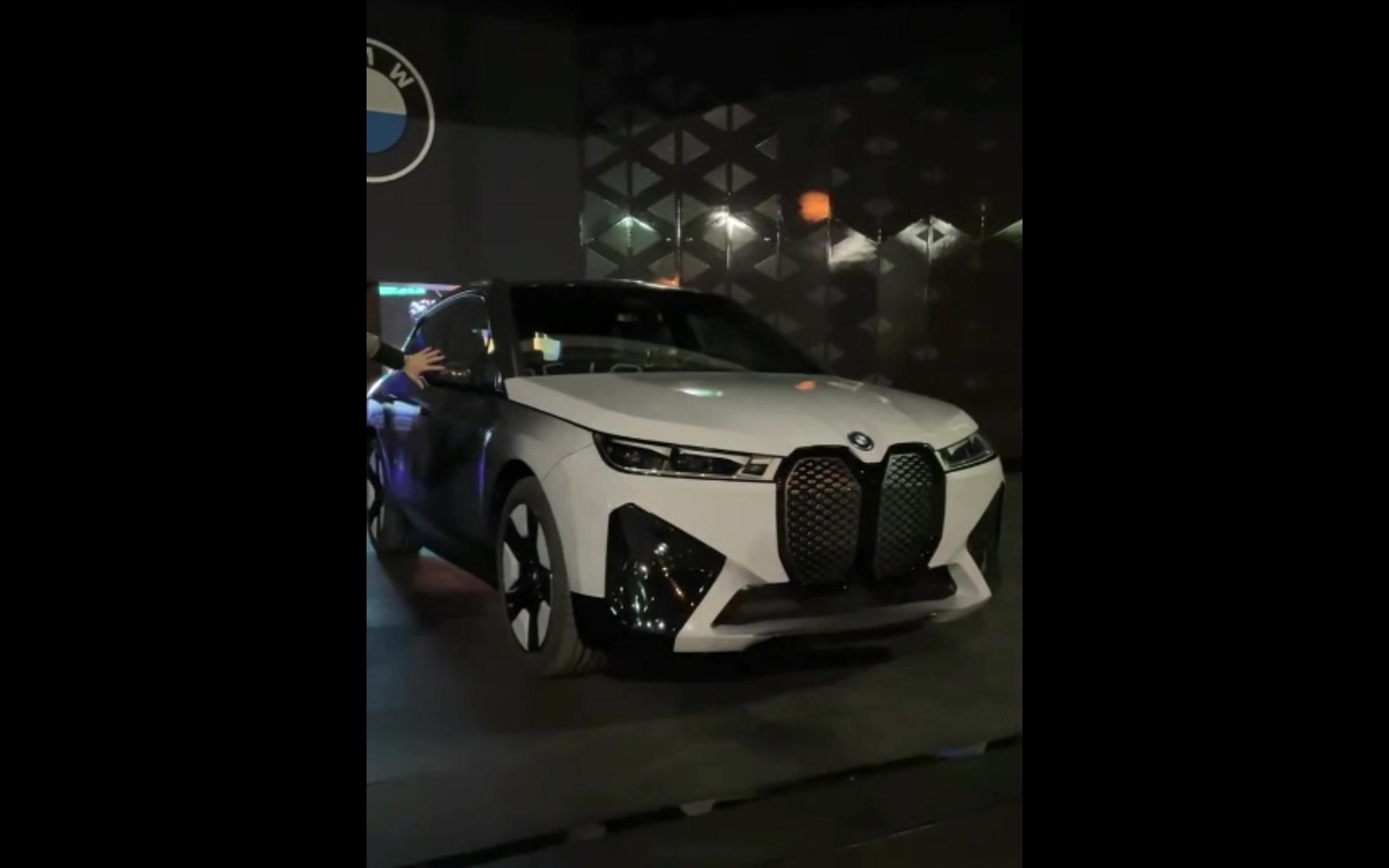 这是世界上第一台可以变换颜色的车,宝马iX Flow技术可以实现一秒变色!