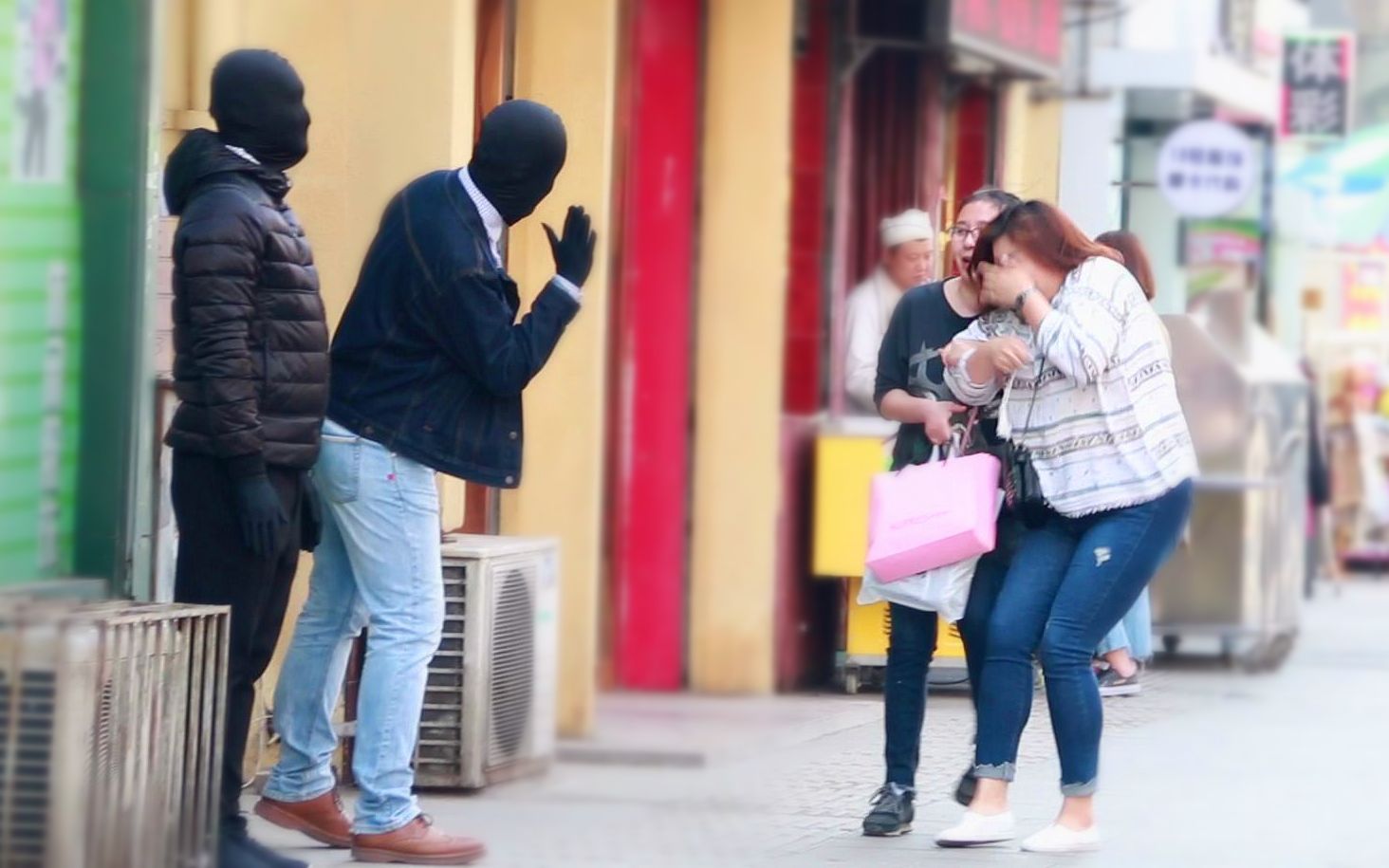 扮成“假人模特”吓路人,这也太提神醒脑了吧!(街头恶作剧)