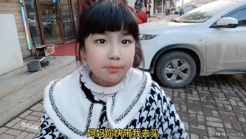 老师布置轴对称图形作业,涵涵做了好多也弄不好,还被妈妈说