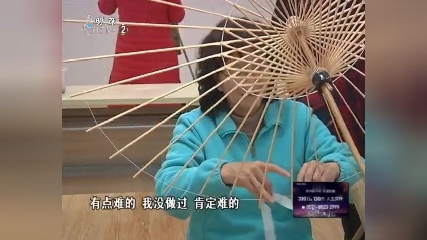 油纸伞是怎么做的?居民纷纷来体验制作油纸伞!社区福利有不少