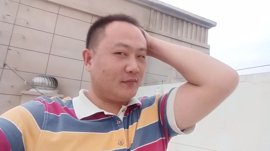 小哥想做一个小鸟在空中自由翱翔,把不愉快抛到一边!