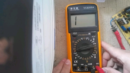 万用表测二极管通断。