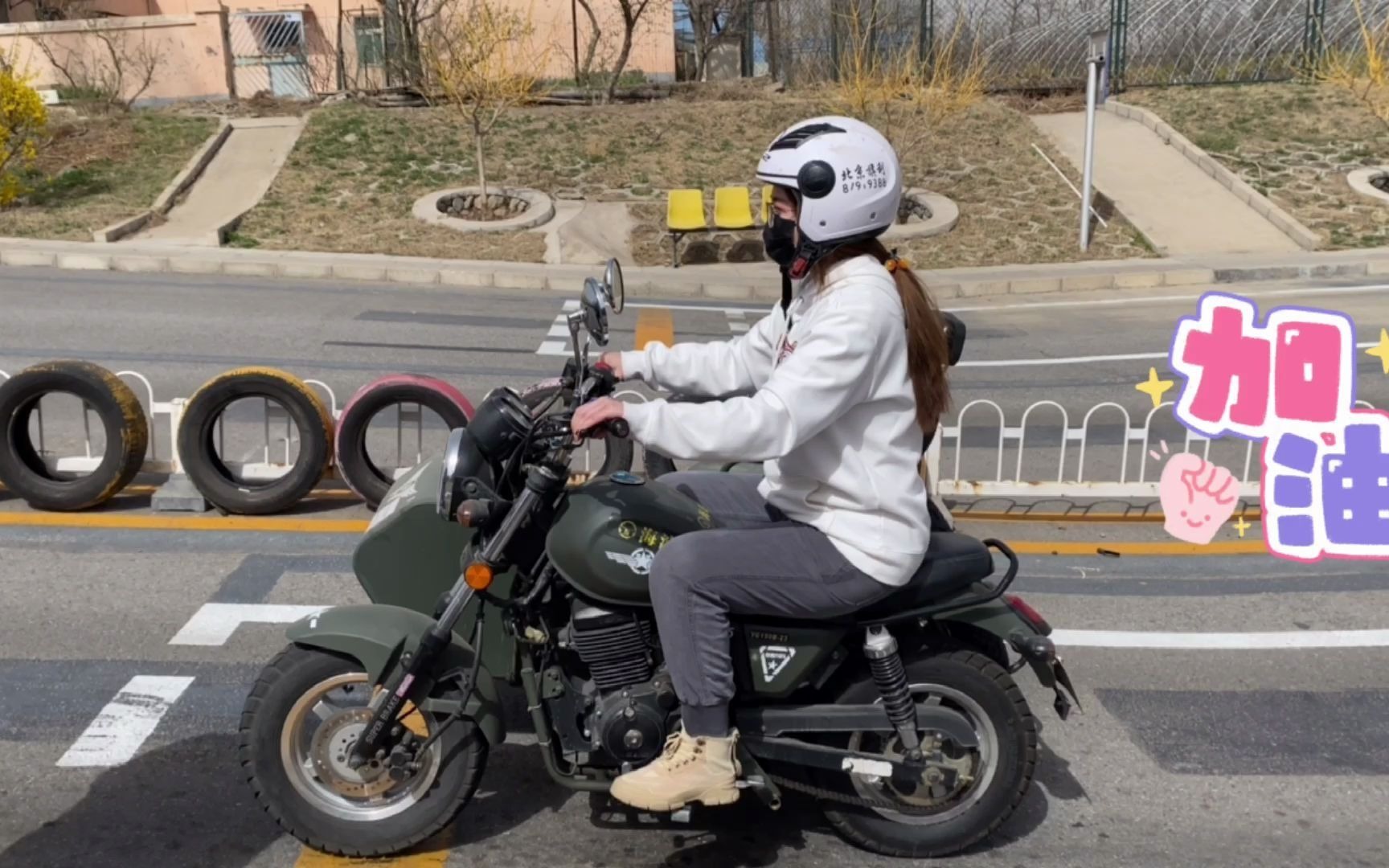 女生学摩托驾照,科目二半坡起步一点就通,绕桩单边桥也不赖