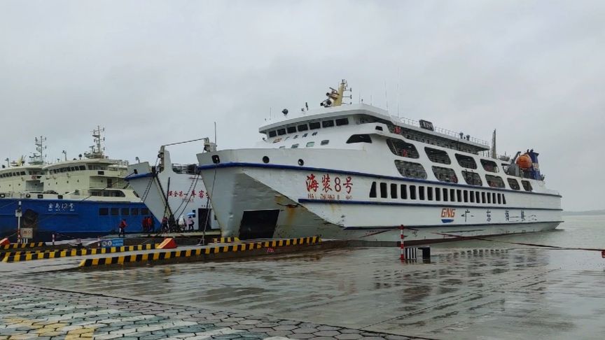 从徐闻海安港乘坐海装8号客船过琼州海峡约2个小时顺利到达海口。