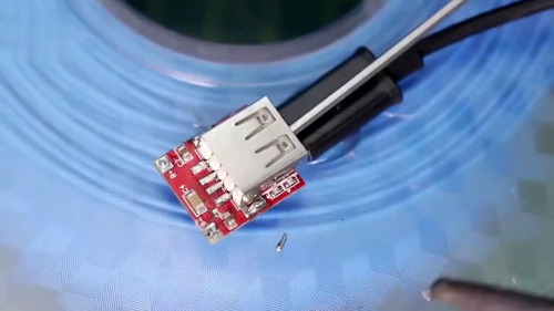 旧手机电池上装个usb接口,又变成了一个新产品