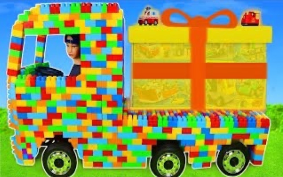 用儿童积木建造的大卡车 儿童玩具世界