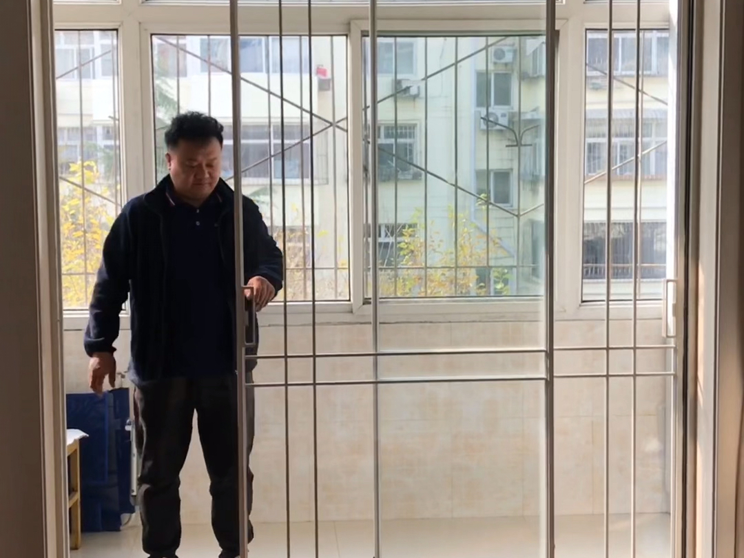 卧室大阳台冬天太冷,安装一套玻璃推拉门隔寒保暖