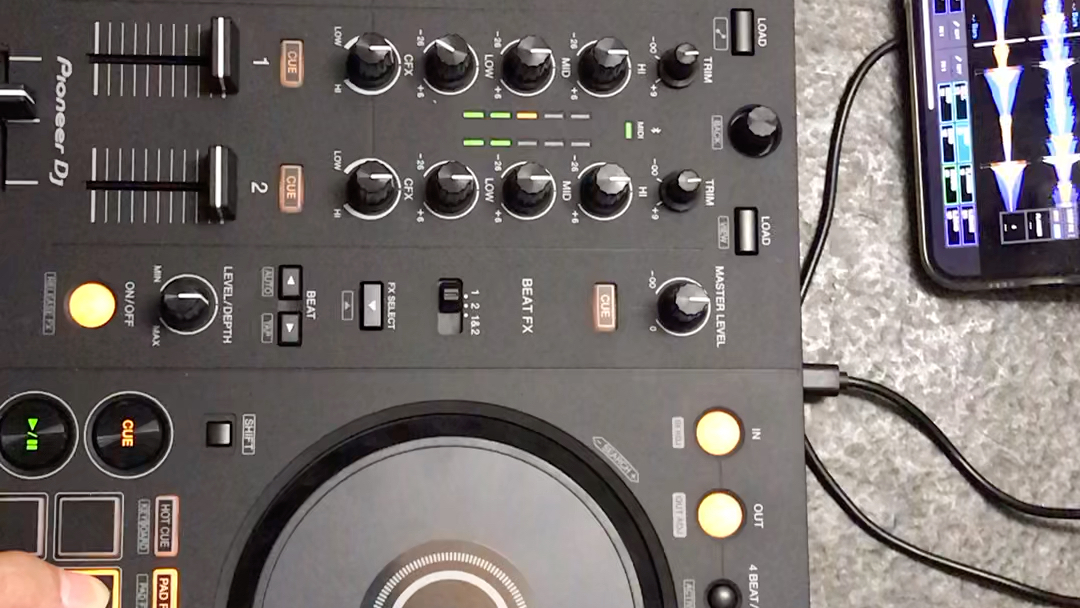 当拿到dj控制器的第一刻就将软件里自带的歌曲混音!(已自学打碟5个月...
