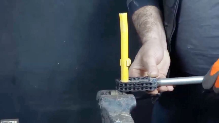 牛人用链条打造了一个拧螺栓神器,比扳手还要好用,简直是天才!