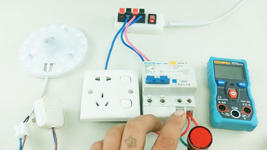 为什么一插用电器漏电开关就会跳闸?电工初学者常犯的错误