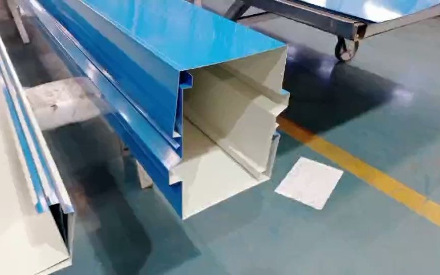 广联钢建筑系统-雨棚包边加工过程 钢结构折弯件加工 彩钢屋面泛水板