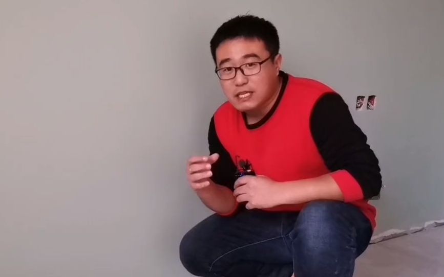瓷砖与墙之间必须留缝,但宽度要适中,不然踢脚线很难遮盖