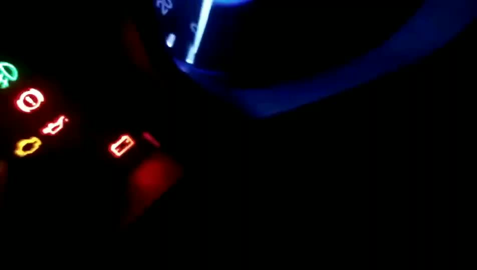 这个标志看形象就是显示车辆电瓶电量不足,.【来自懂车帝车友圈】