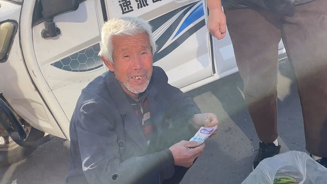 ...公斤秤少收了钱。其他顾客也主动补上。当真诚遇见善良,这一幕真暖!