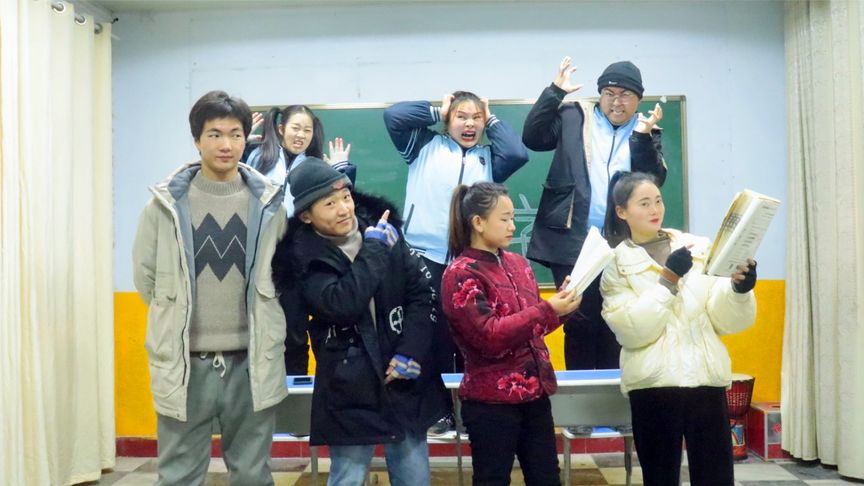 短剧:学校放假各科老师纷纷布置作业,同学们作业写不完,太惨了